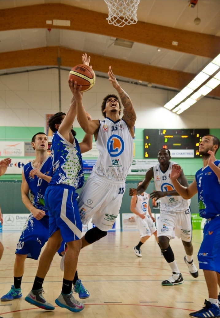 Hallman brilha em França