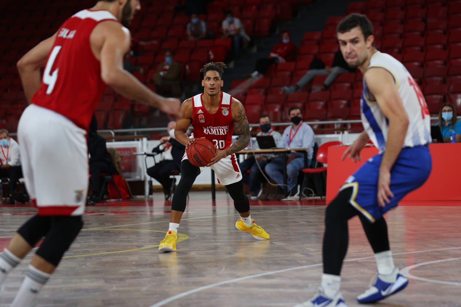 Lusitânia e Benfica estão igualados na tabela e defrontam-se este sábado