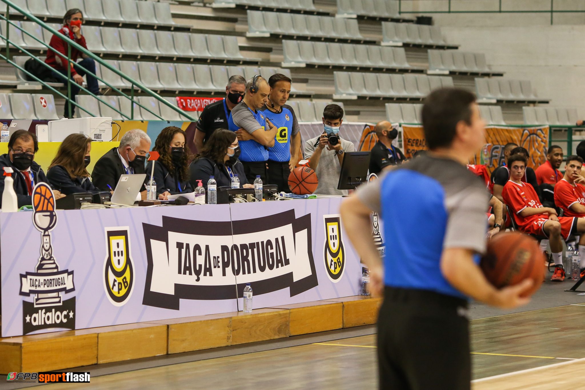 Como se prepara uma equipa de arbitragem para um jogo decisivo?