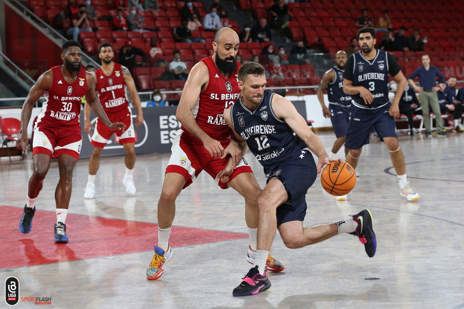 Fredrick Thomas fecha fase regular em grande